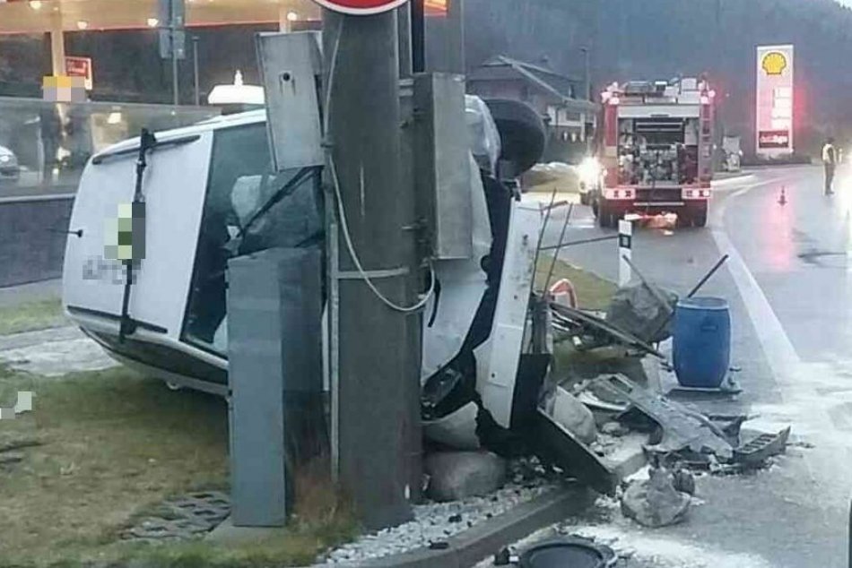 TAXI v Handlovej skončilo v betónovom stĺpe: FOTO priamo z miesta nehody
